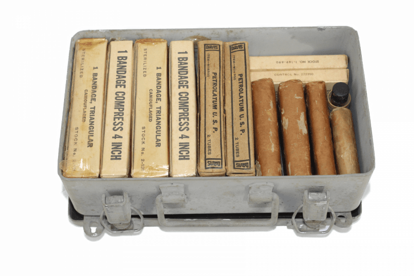 Us Navy First Aid Kit Life Raft - "LCVP" - Military Classic Memorabilia