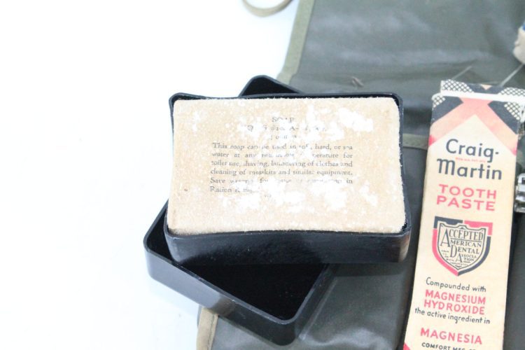 US ARMY TOILETRY KIT - Military Classic Memorabilia